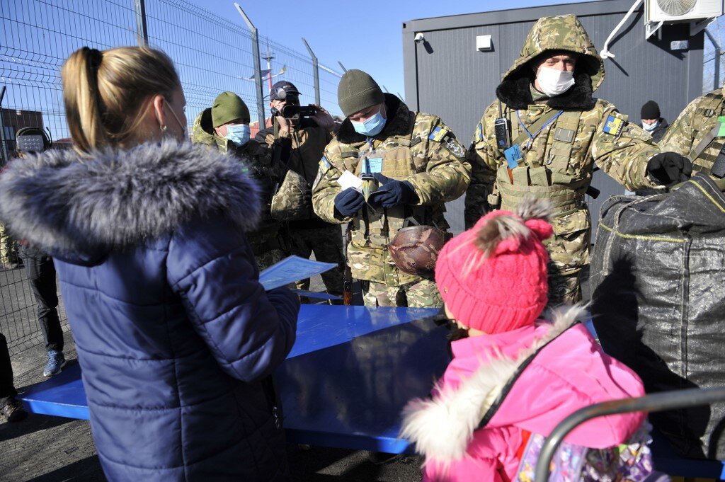 AFP: Ukraine opens new checkpoints in war-torn east - Nov. 10, 2020 ...